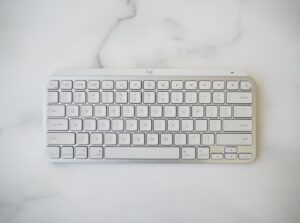 【レビュー】待望のUS配列！MX KEYS mini for Macは純正越えのミニマムデザインで高機能！